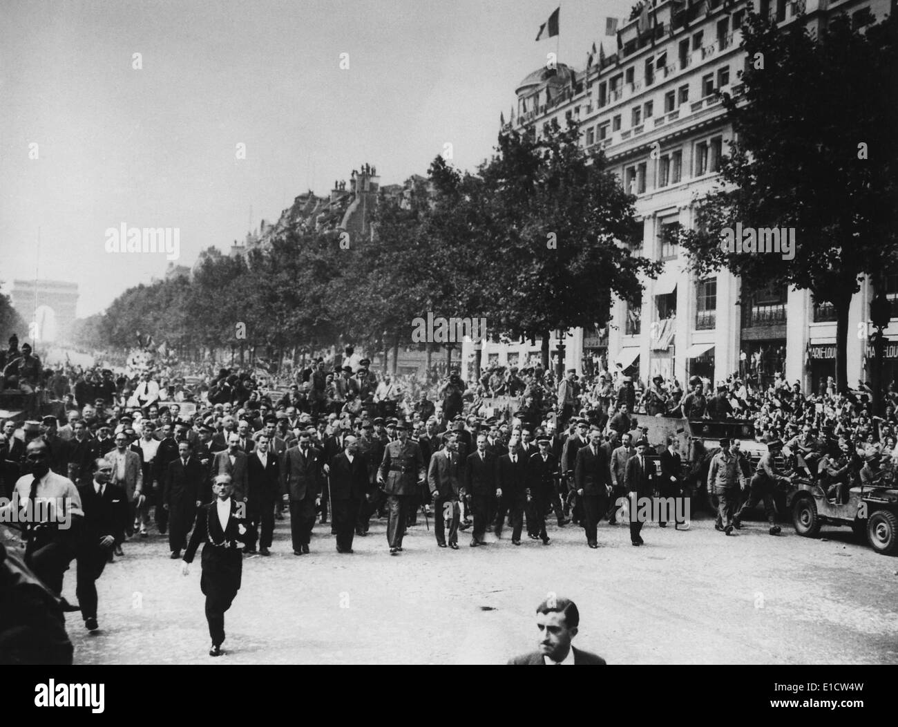 Le général Charles De Gaulle mène la parade de la victoire de Paris, le ...