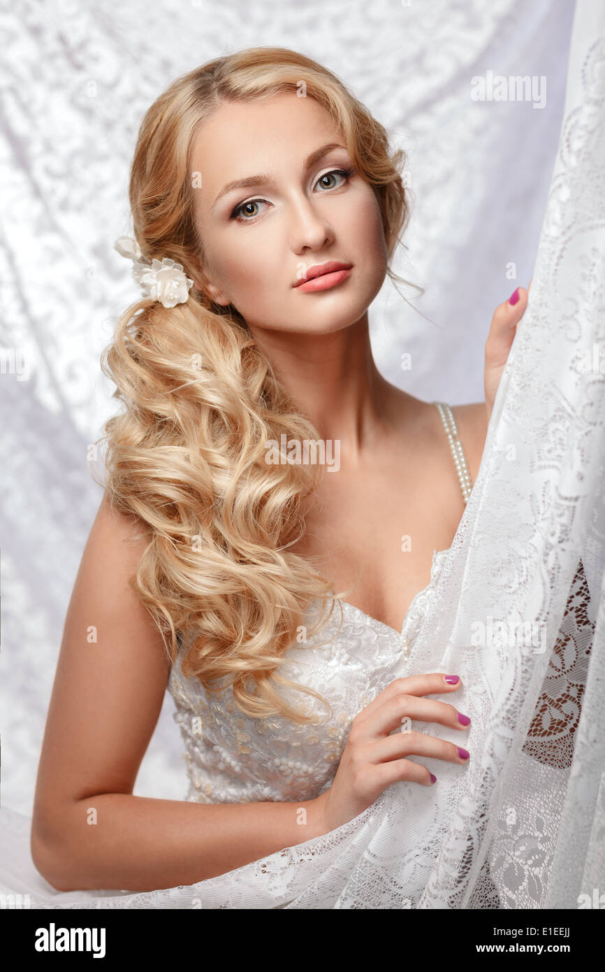 Belle jeune mannequin avec robe blanche Banque de photographies et d ...