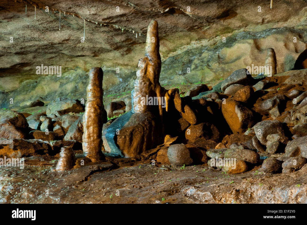 Stalactite cave collection Banque de photographies et d’images à haute ...