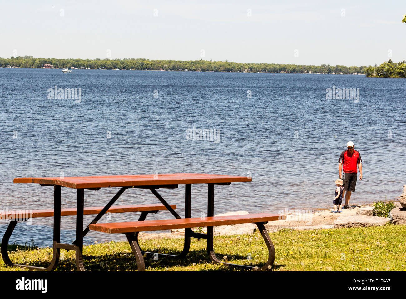 Enfant seul Banque de photographies et d’images à haute résolution - Alamy