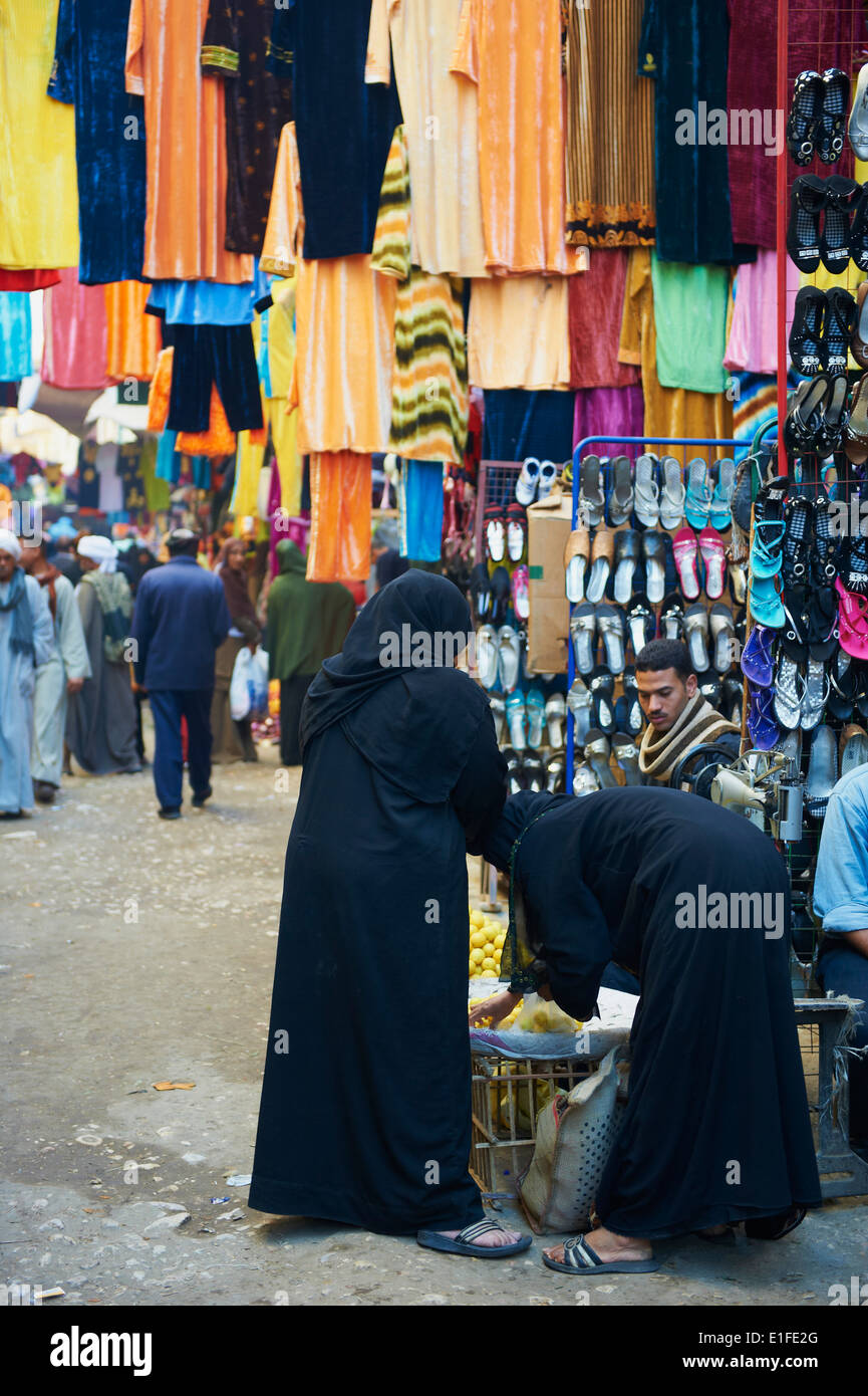 Femme egypte marché Banque de photographies et d’images à haute ...