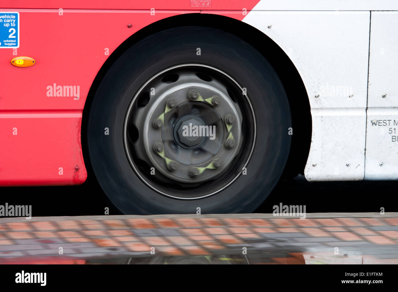 Bus à la vitesse Banque de photographies et d’images à haute résolution ...