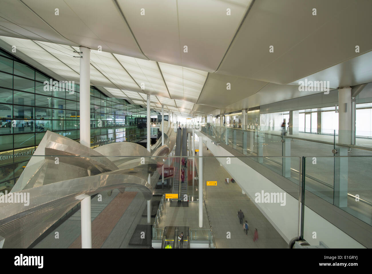 Passengers arrive at the new terminal 2 Banque de photographies et d ...