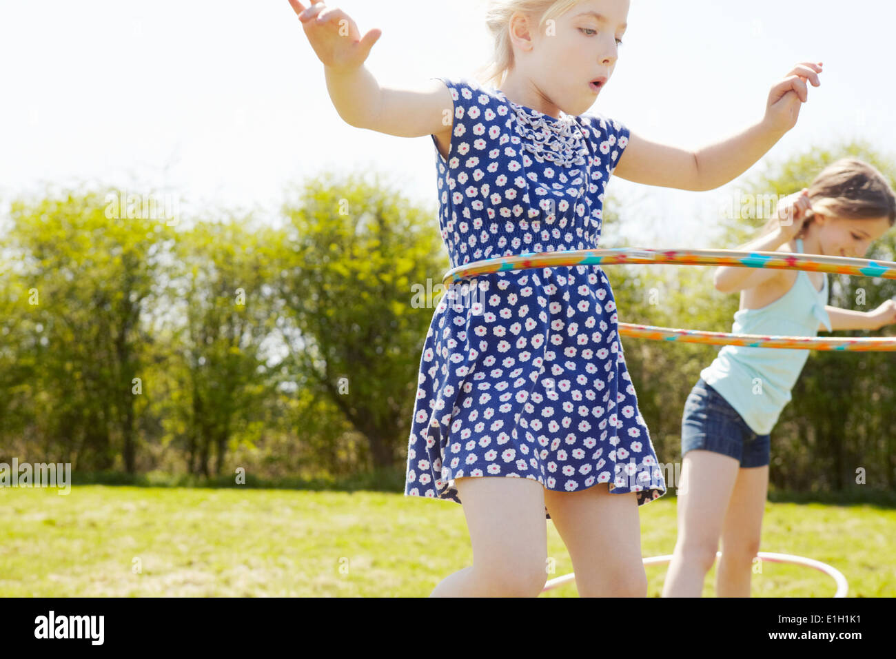 Enfants Jouant Avec Des Cerceaux Banque De Photographies Et Dimages à