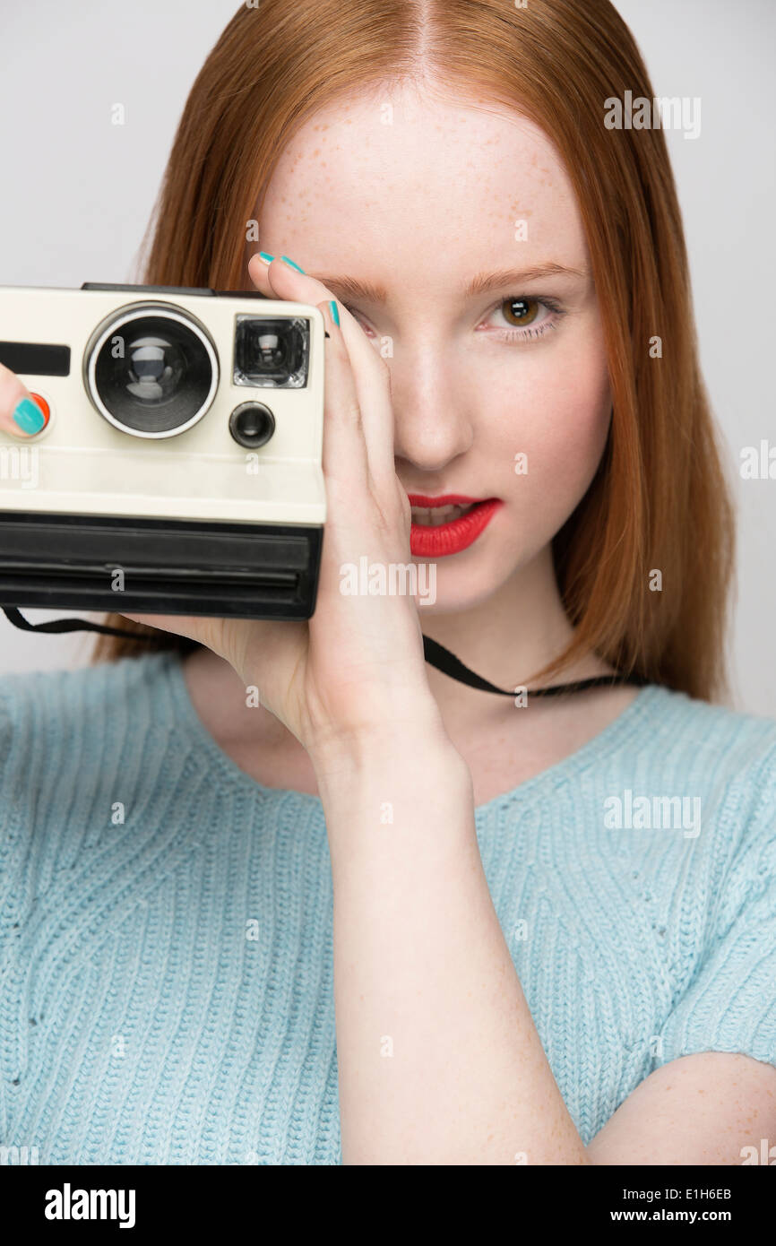 Jeune femme avec un appareil polaroid Banque de photographies et d ...