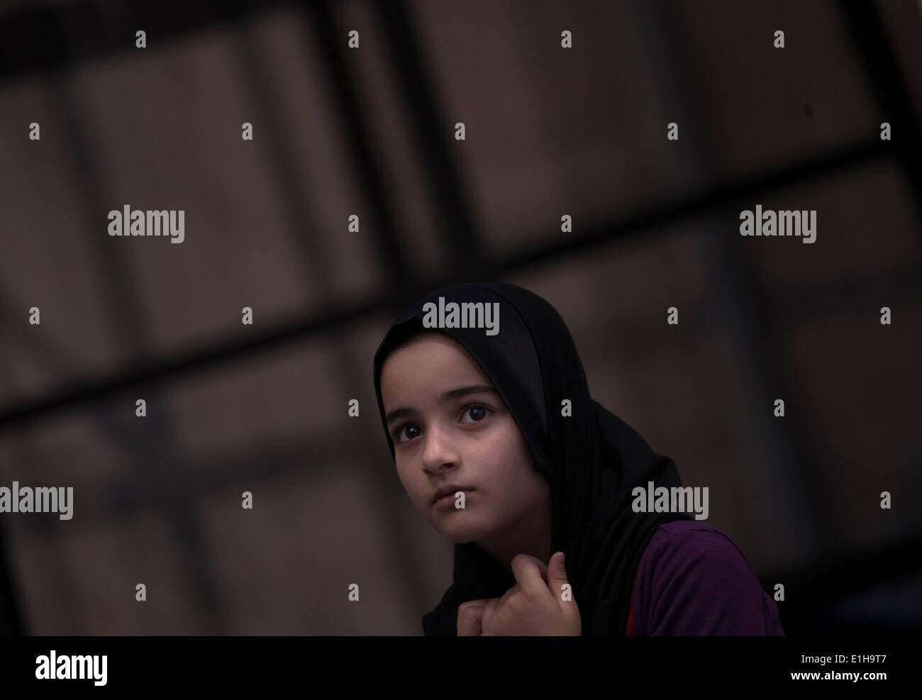 Téhéran, Iran. 4 juin, 2014. Une jeune fille iranienne regarde elle ...