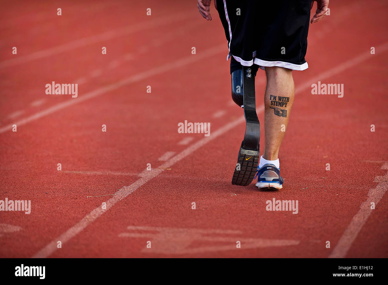 La Marine américaine, le Maître de 3e classe Redmond Ramos affiche un ...