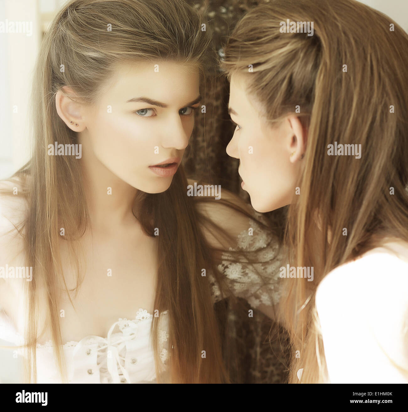 Miroir personnes devant et derrière Banque de photographies et d’images ...