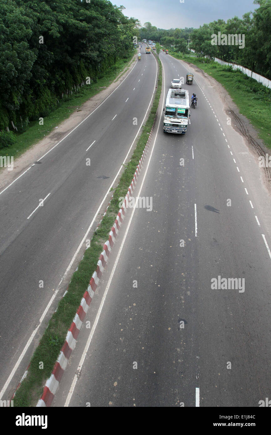 Dhaka aricha highway Banque de photographies et d’images à haute résolution - Alamy