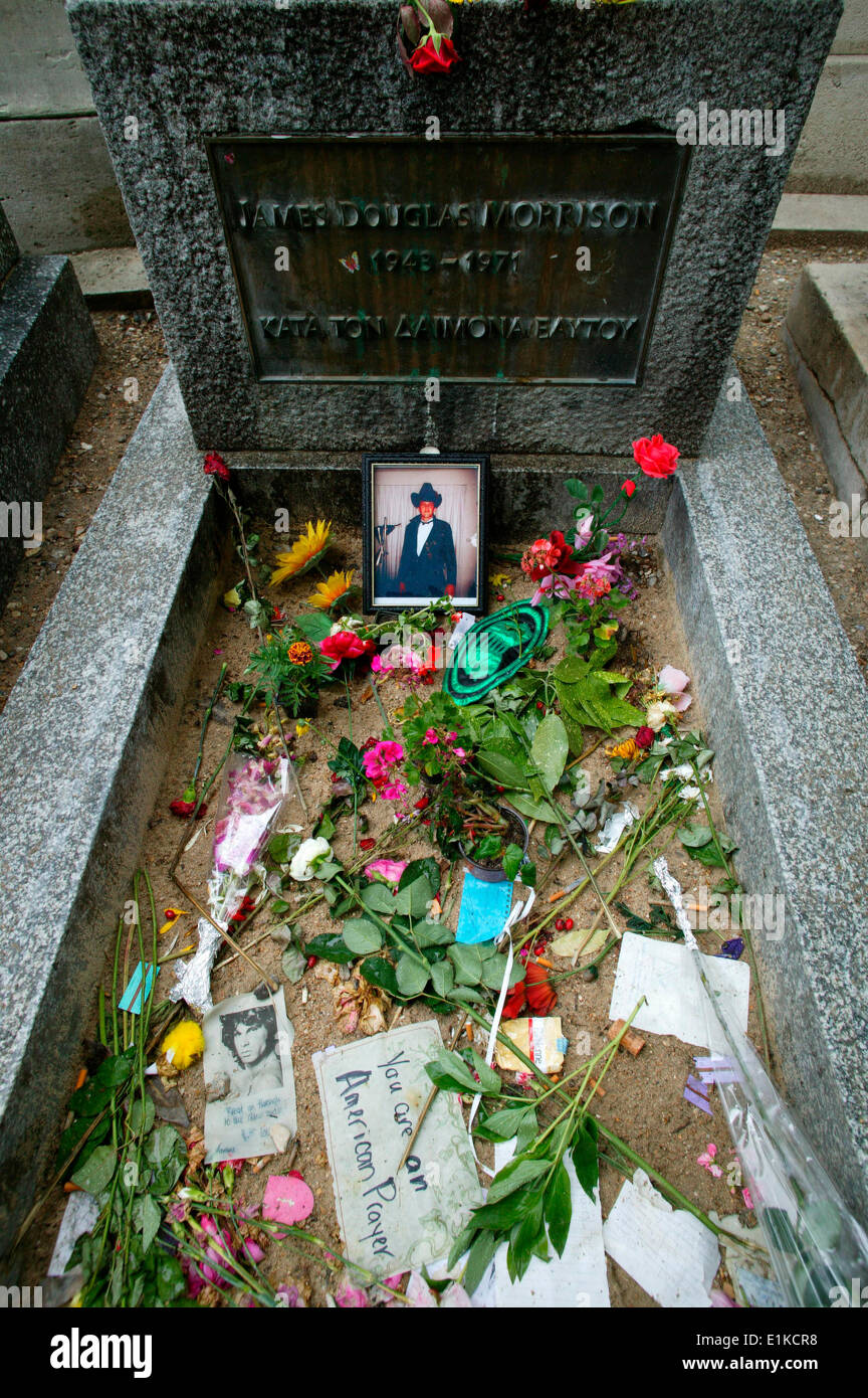 La tombe de Jim Morrison au cimetière du Père-Lachaise Photo Stock - Alamy