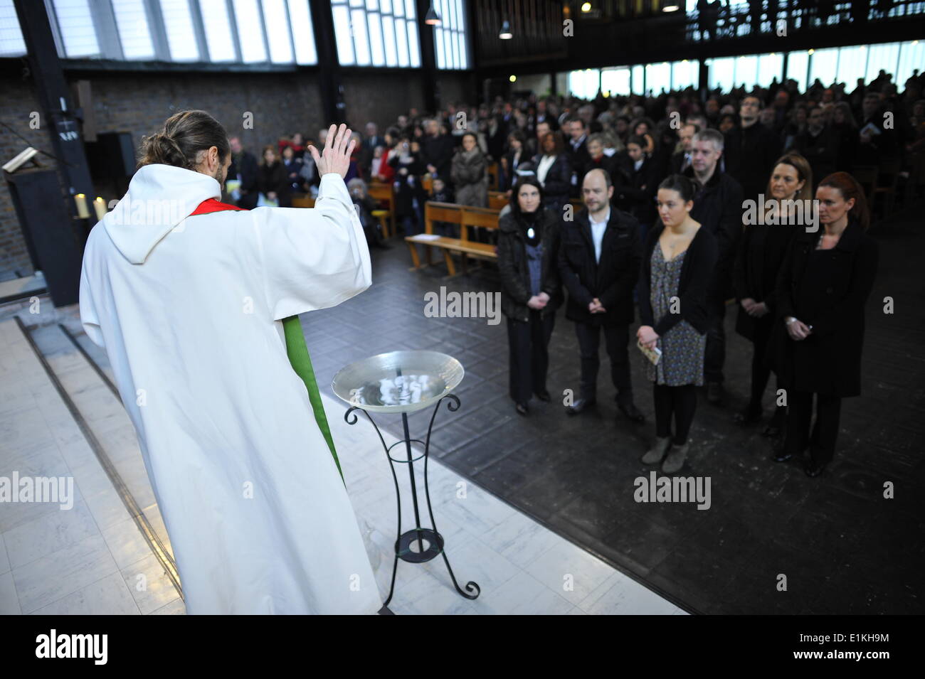 Bapteme catholique adulte Banque de photographies et d’images à haute ...