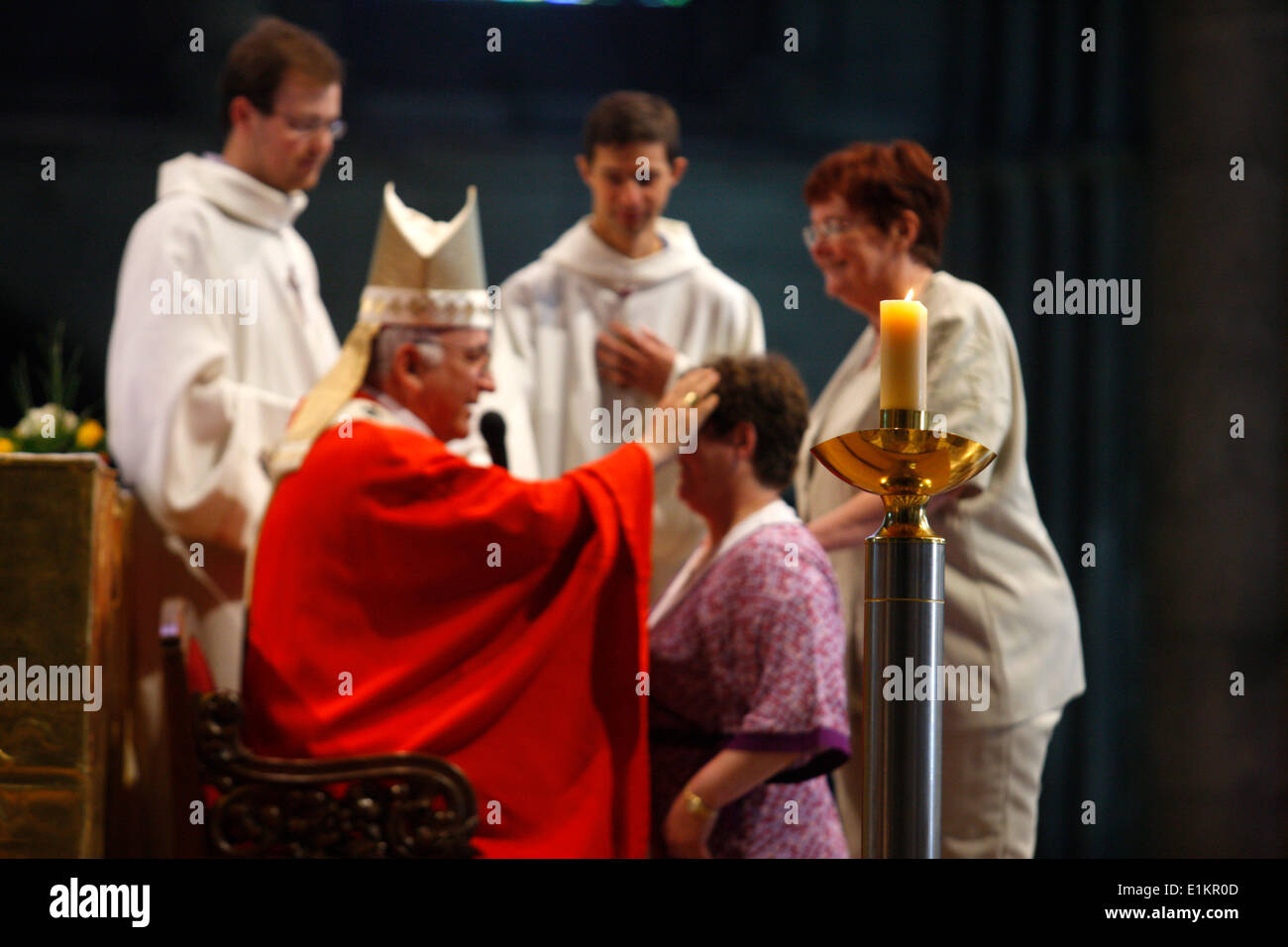 Confirmation adulte catholique Banque de photographies et d’images à ...