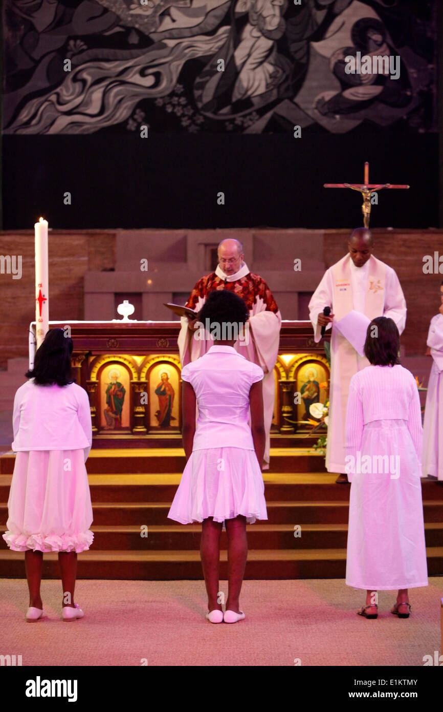 Baptême adulte catholique Banque de photographies et d’images à haute ...