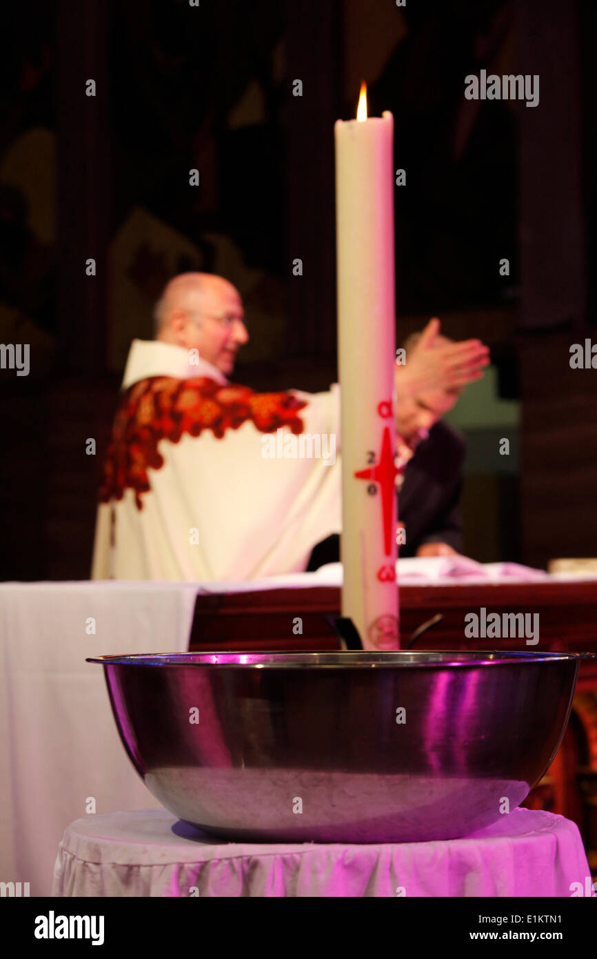 Bapteme catholique adulte Banque de photographies et d’images à haute ...