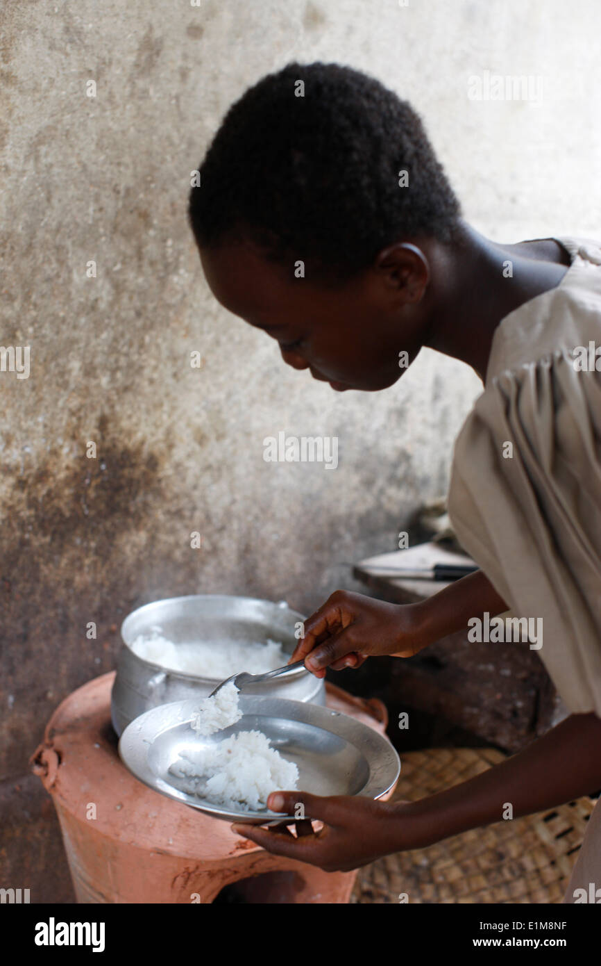 Child eating rice africa Banque de photographies et d’images à haute ...