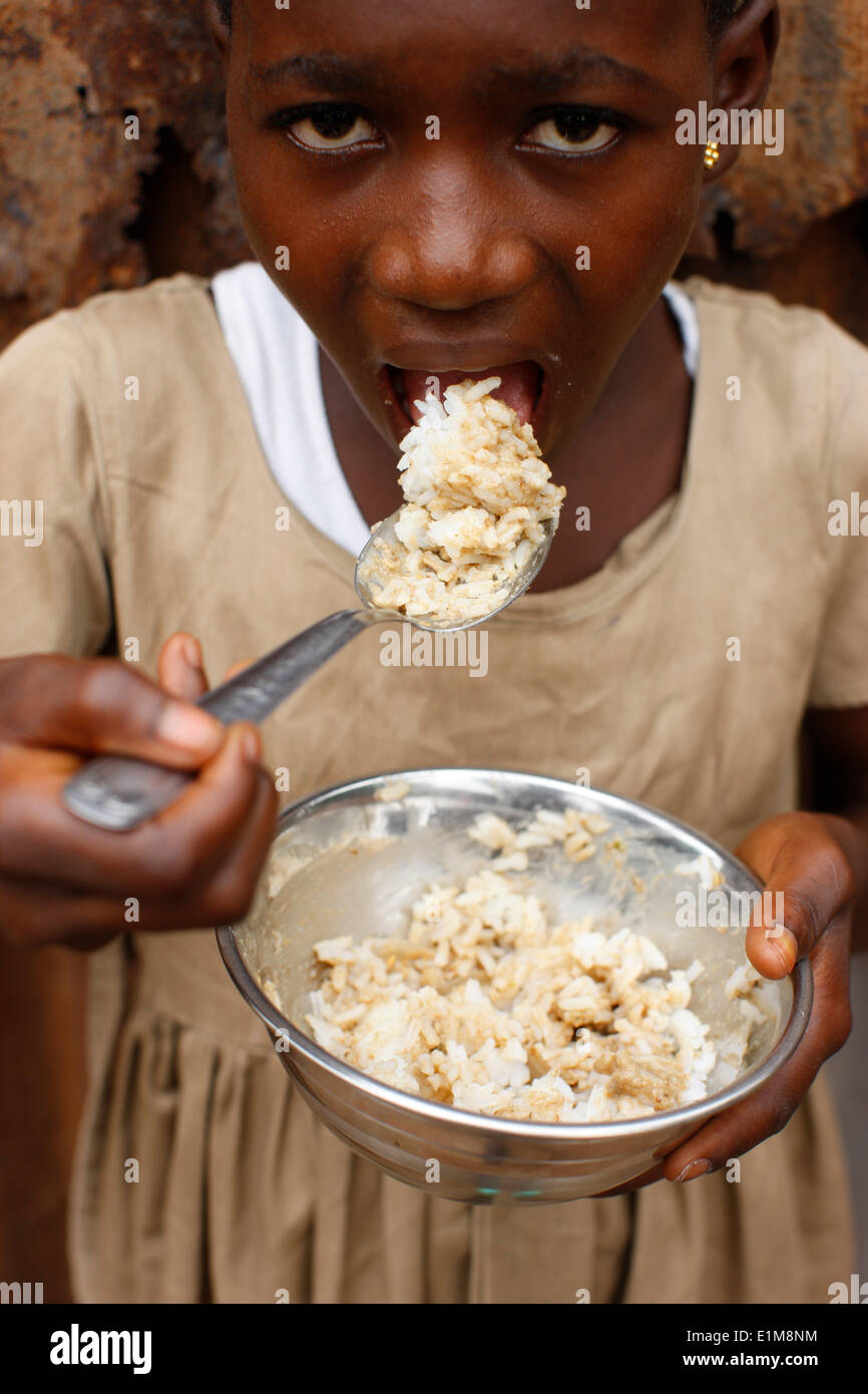 Jeune fille africaine manger du riz Photo Stock - Alamy