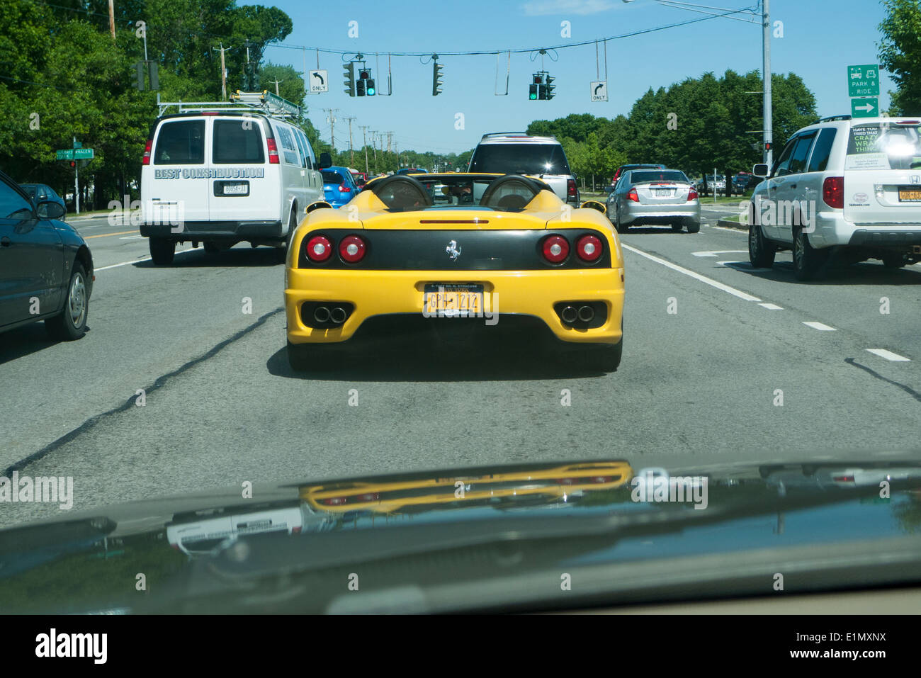 Ferrari jaune Banque de photographies et d’images à haute résolution ...