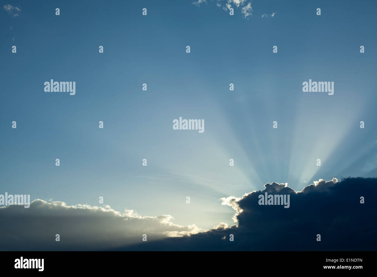 Soleil à travers les nuages d'orage Banque de photographies et d’images ...