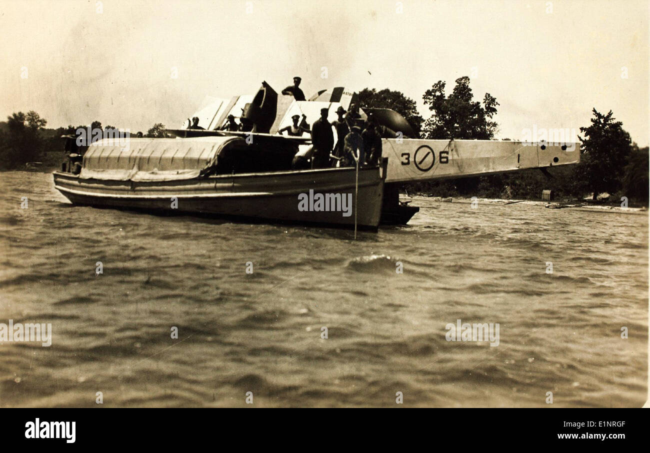 Cette photo montre un accident d'avion impliquant un Martin MBT au ...