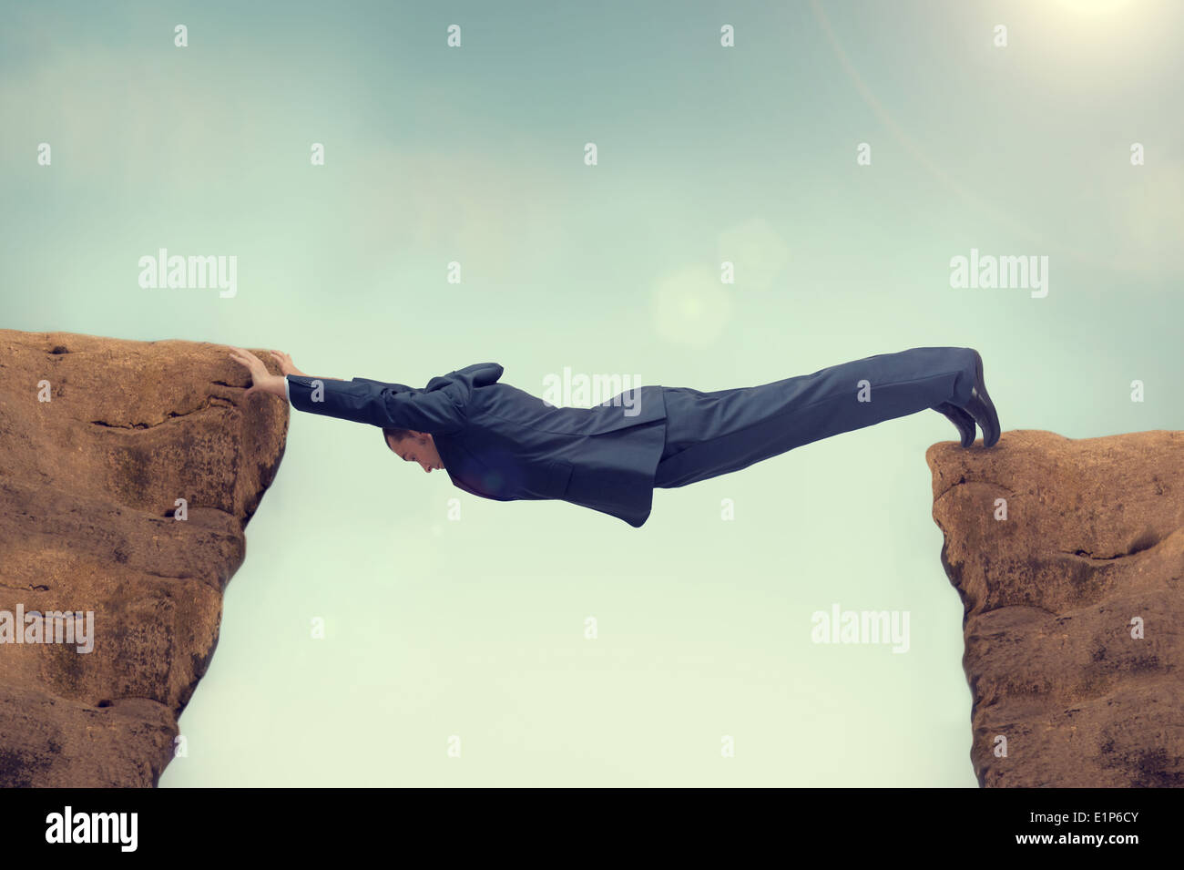 Businessman débordé entre le marteau et l'enclume Photo Stock - Alamy