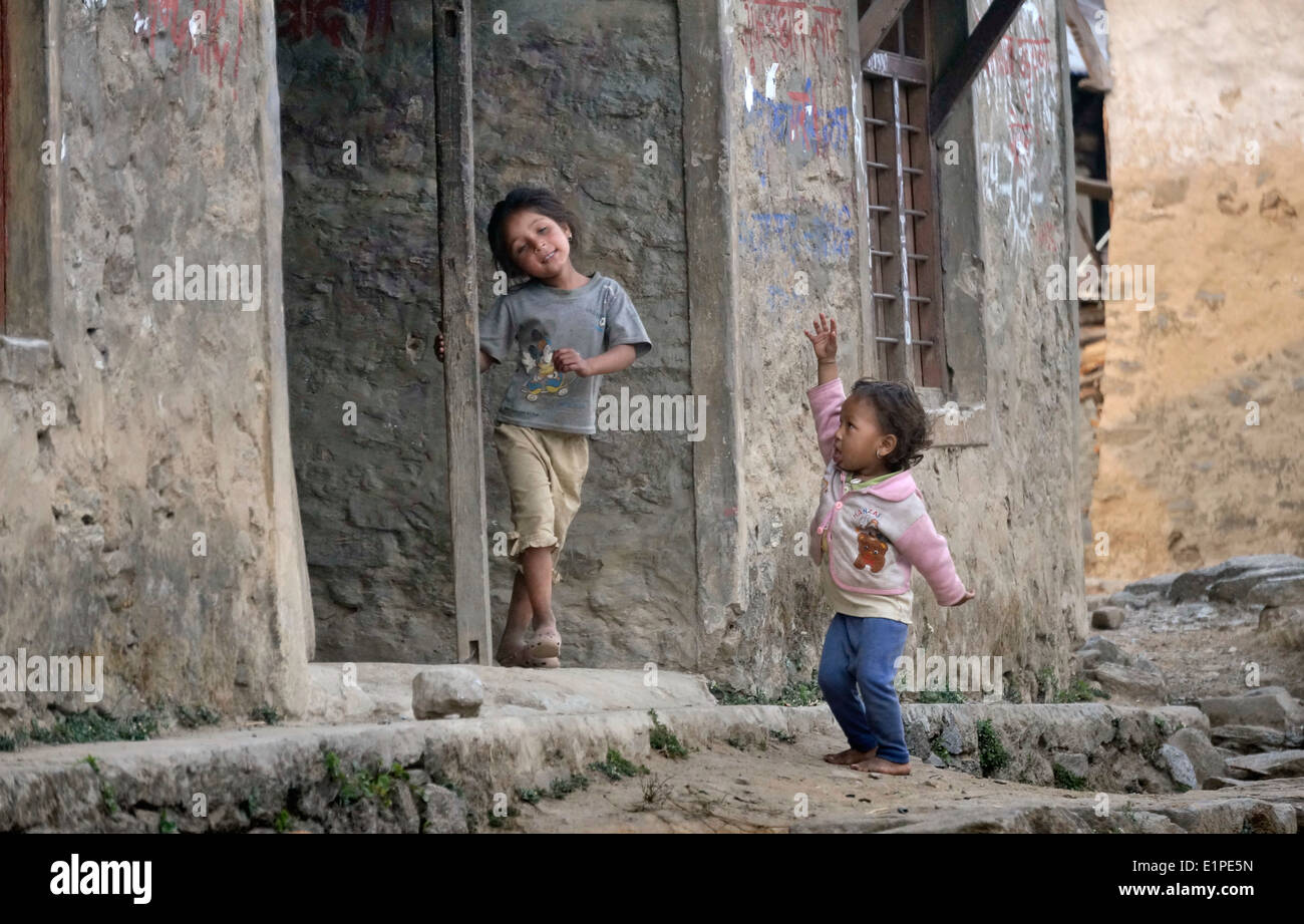 Deux enfants qui jouent Banque de photographies et d’images à haute ...