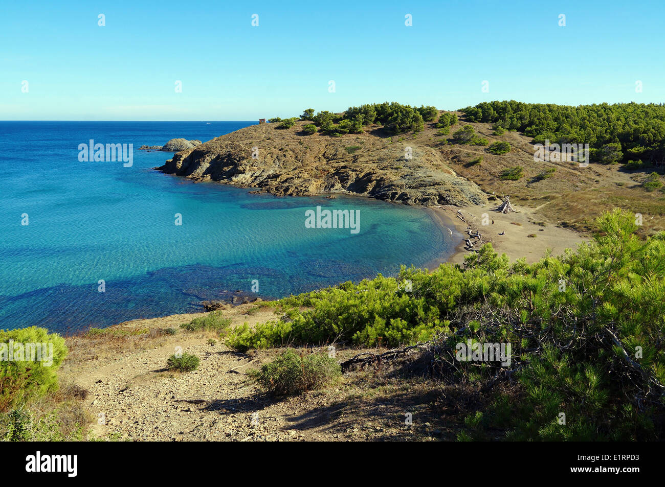 La plage paisible avec de l'eau turquoise de la mer Méditerranée ...