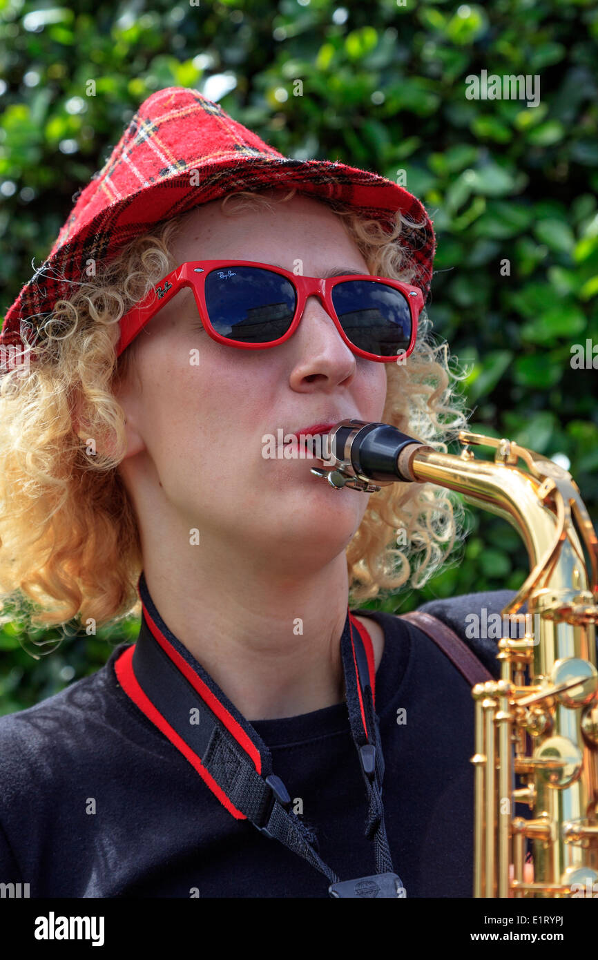 Femme jouant du saxophone Banque de photographies et d’images à haute ...