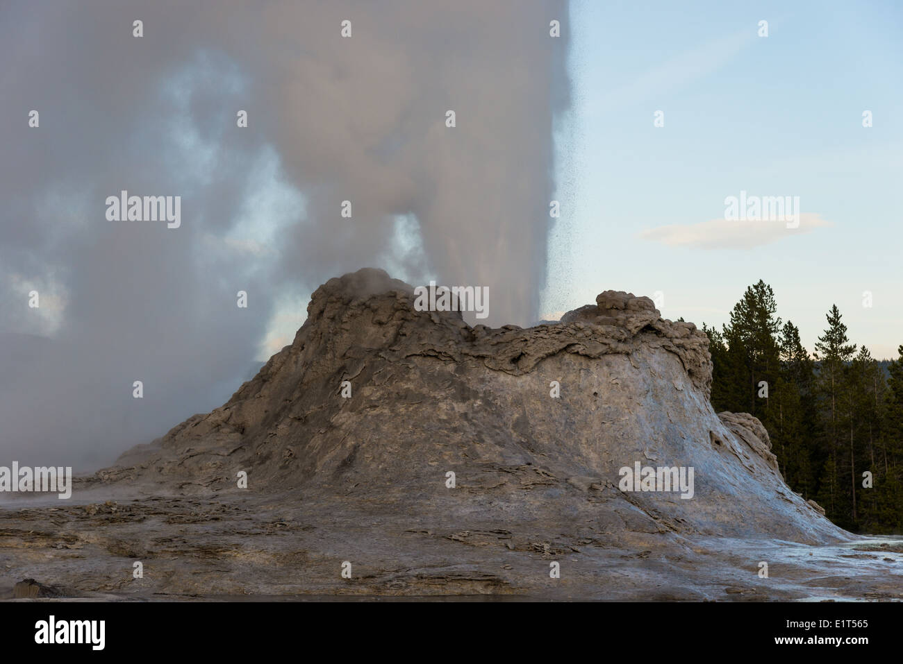 Geyser yellowstone souffler vapeur Banque de photographies et d’images ...