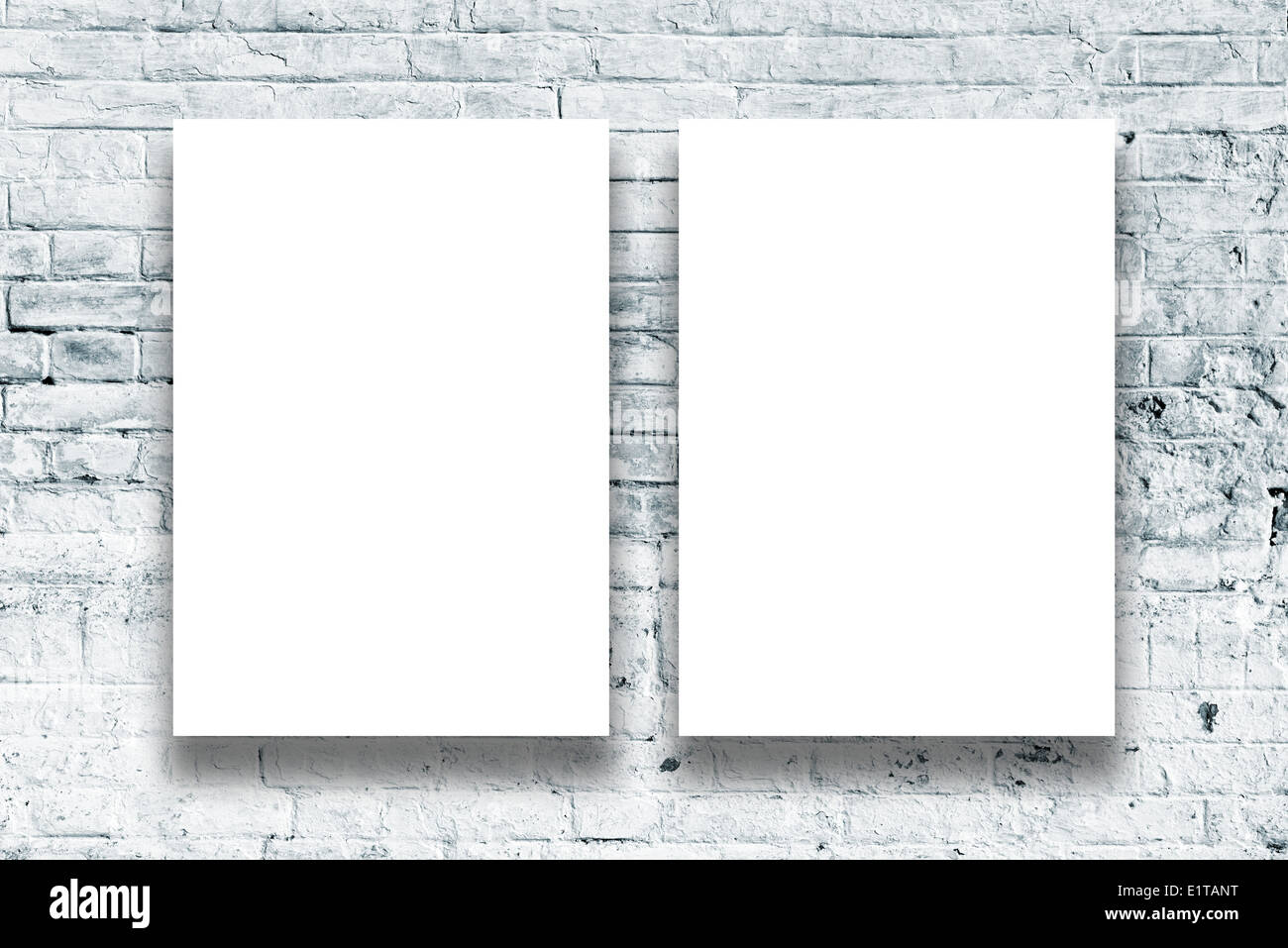 Tableaux blanc accroché au mur de la galerie d'art. La taille du papier ...