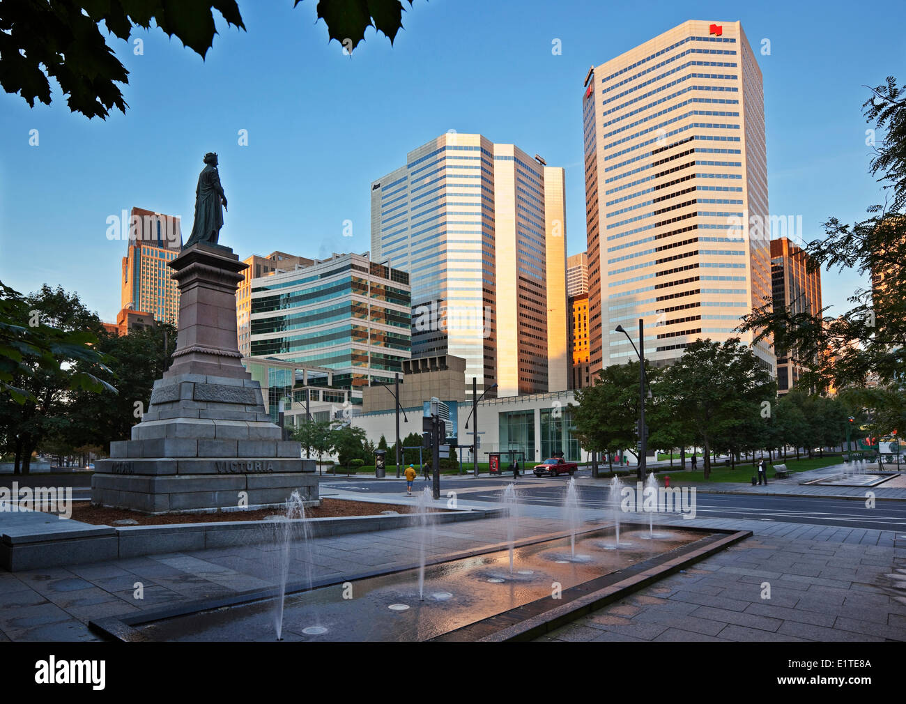 Montreal canada statue queen victoria Banque de photographies et d ...