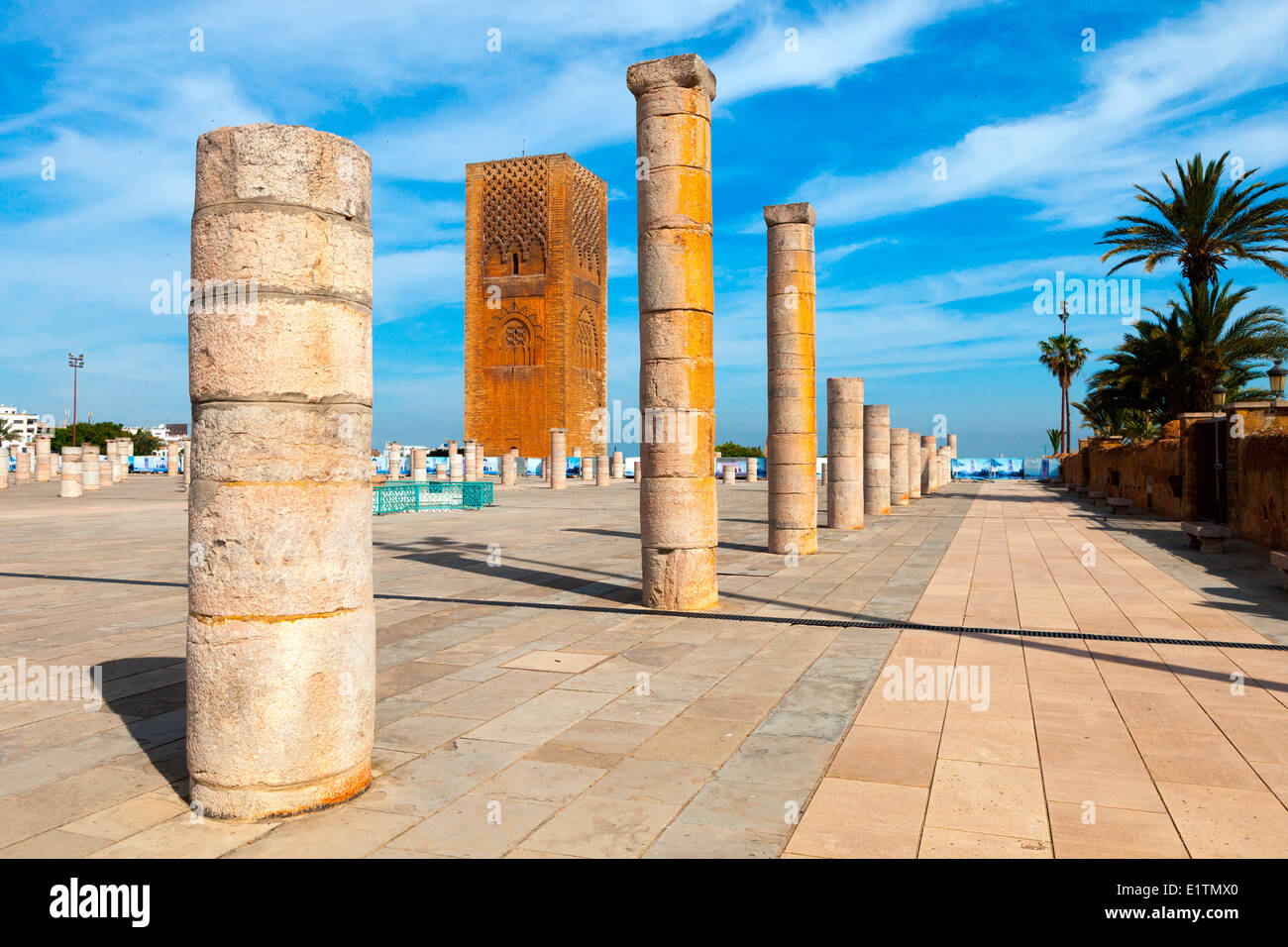 Vue de la Tour Hassan et le reste de la salle de prière de la mosquée ...