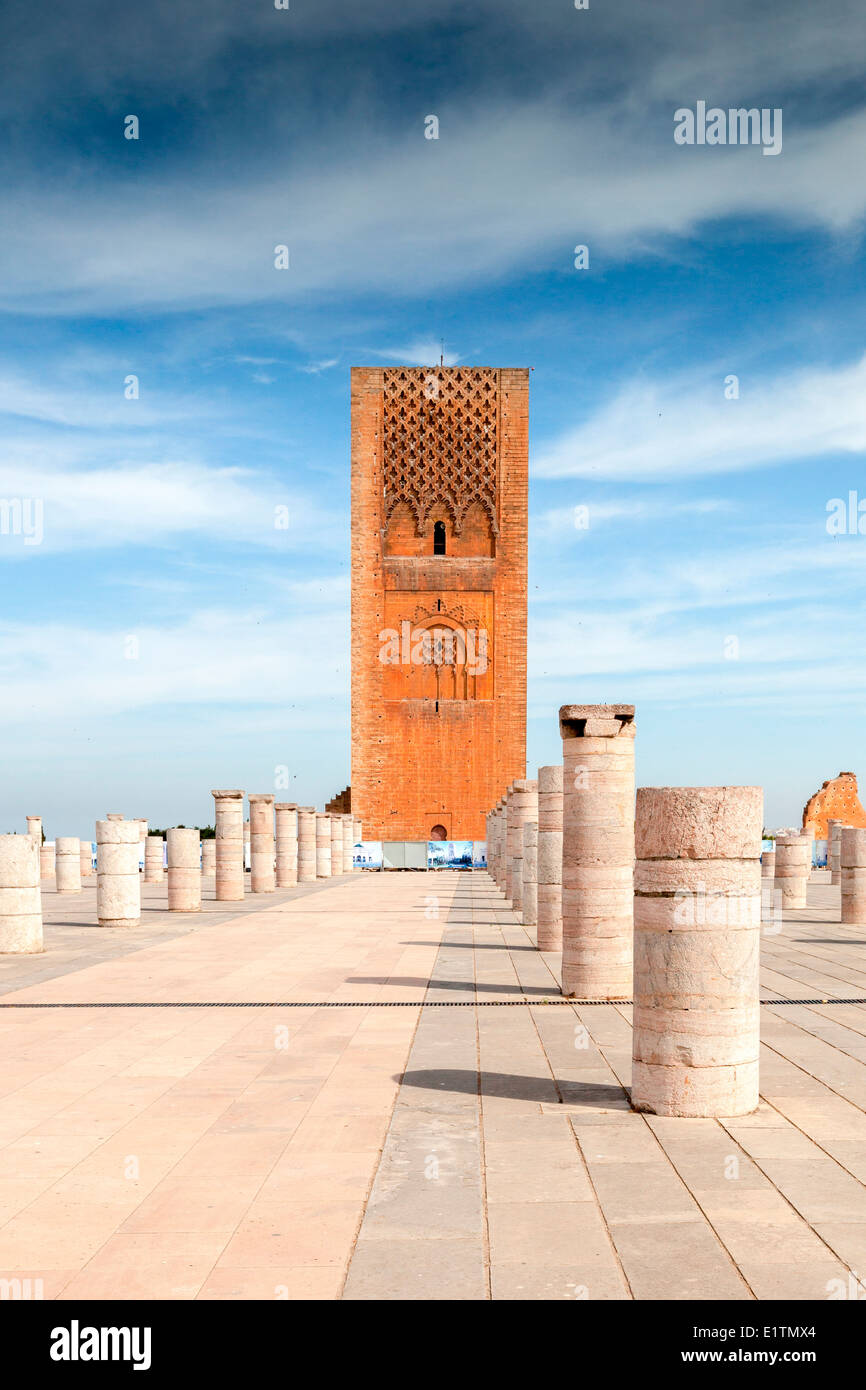 Vue de la Tour Hassan et le reste de la salle de prière de la mosquée ...