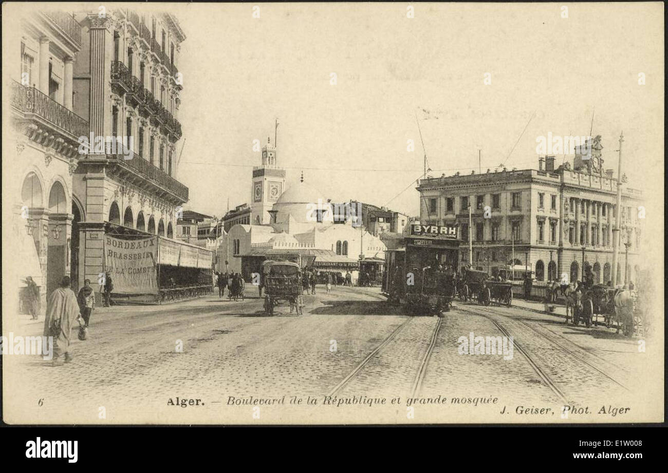 Vue générale du boulevard de la République et de la Grande Mosquée d ...