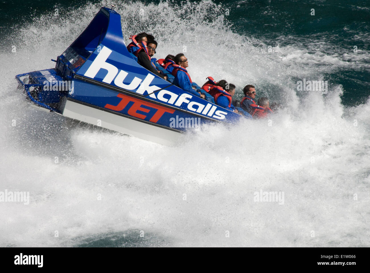 Jet Boat touristiques, cascade de Huka, fleuve Waikato, Taupo, île du ...