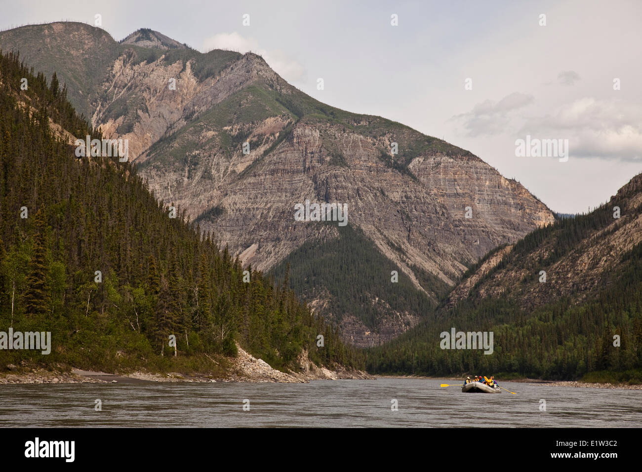 Raft accède à la troisième canyon sur rivière Nahanni, la réserve de ...
