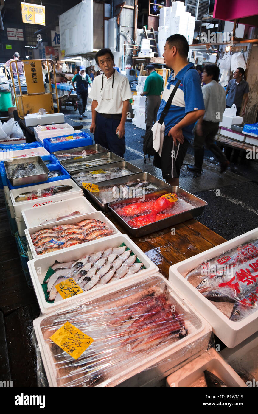 Affichage de différentes variétés de poisson à vendre à l'un de ...