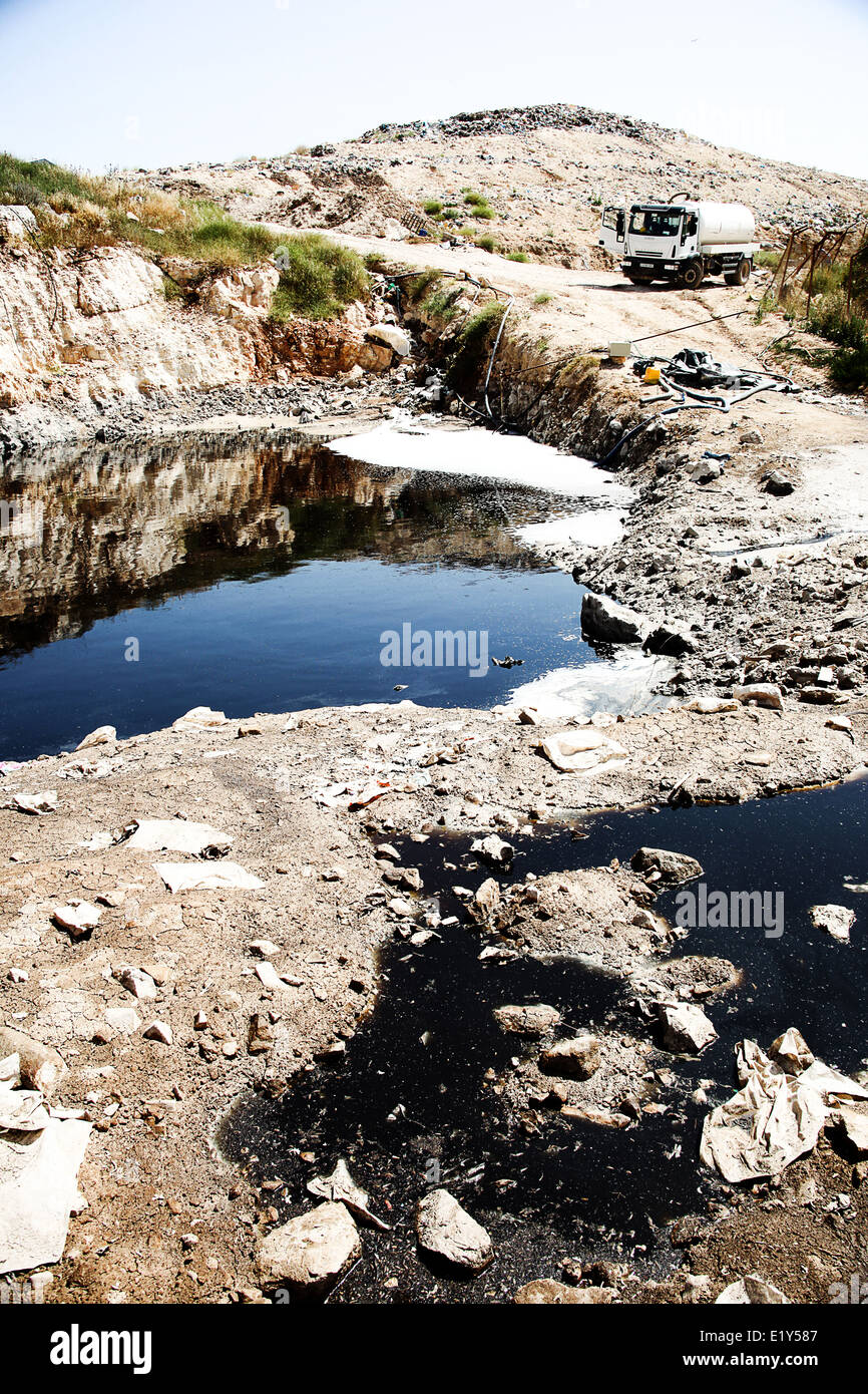 Le lixiviat- déchets liquides provenant d'une décharge Photo Stock - Alamy