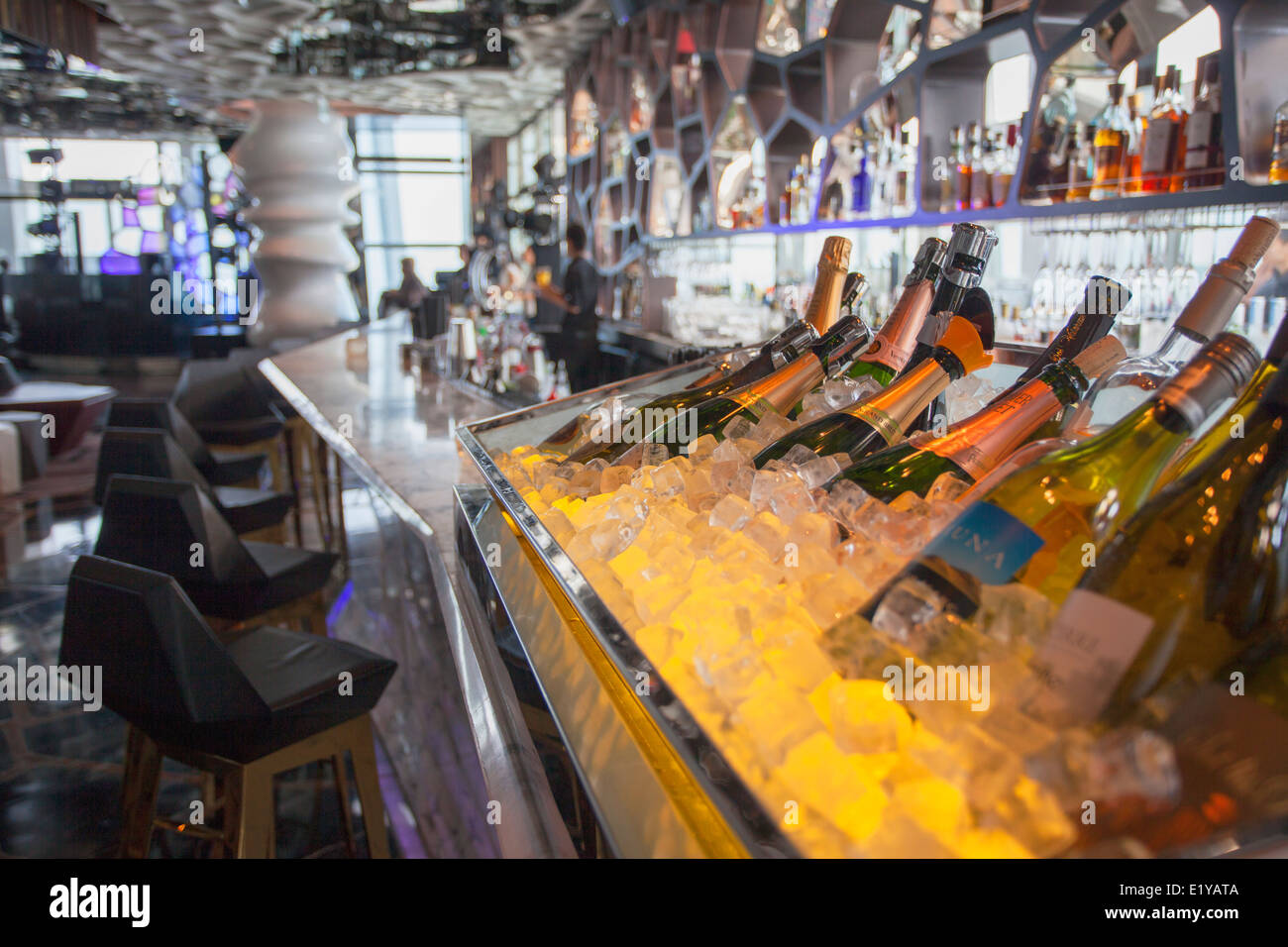 Bar l'ozone (la plus haute au monde) dans le Ritz Carlton à l'intérieur ...