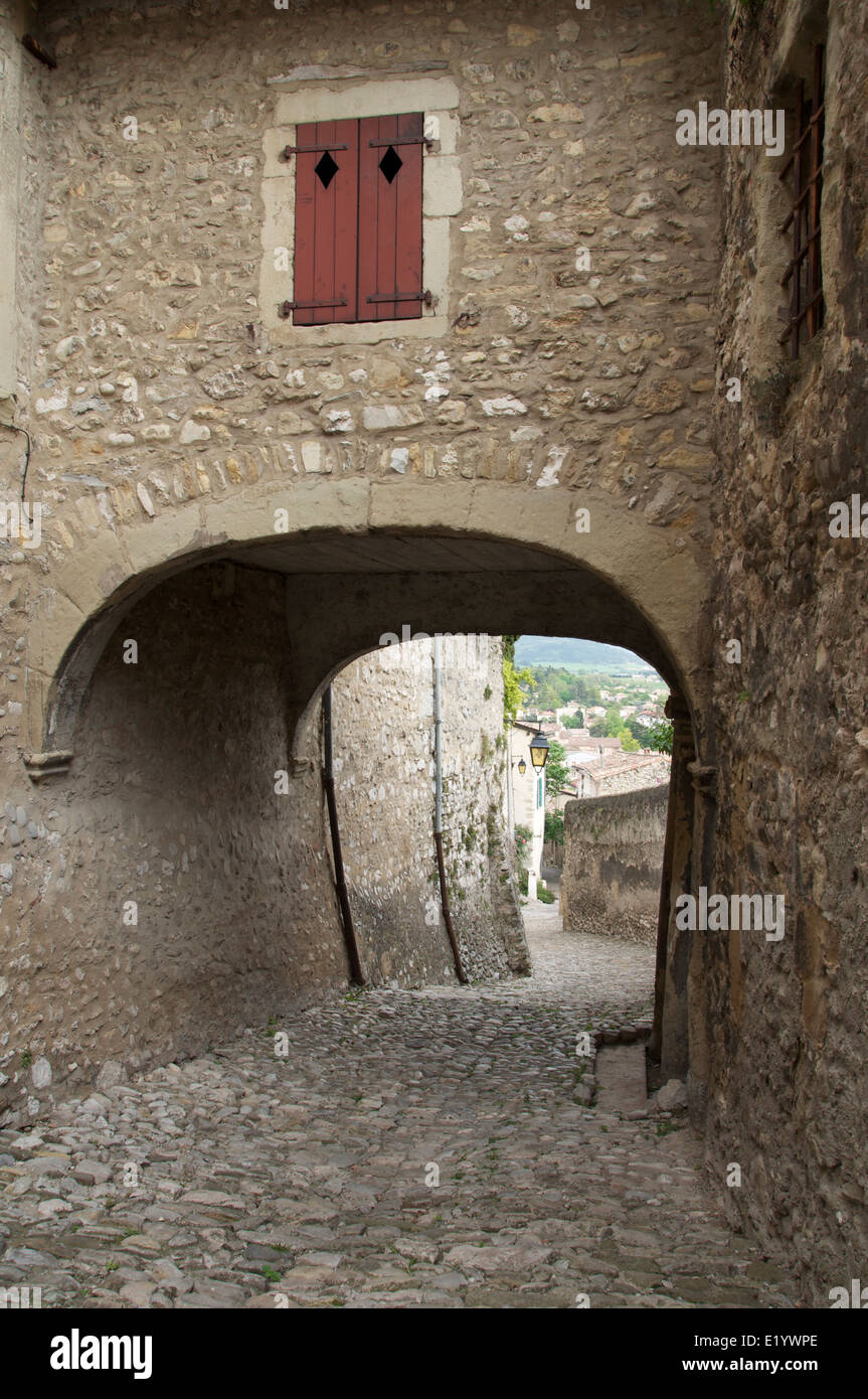 Une étroite ruelle pavée, Rue St François, descend de la tour de Crest ...
