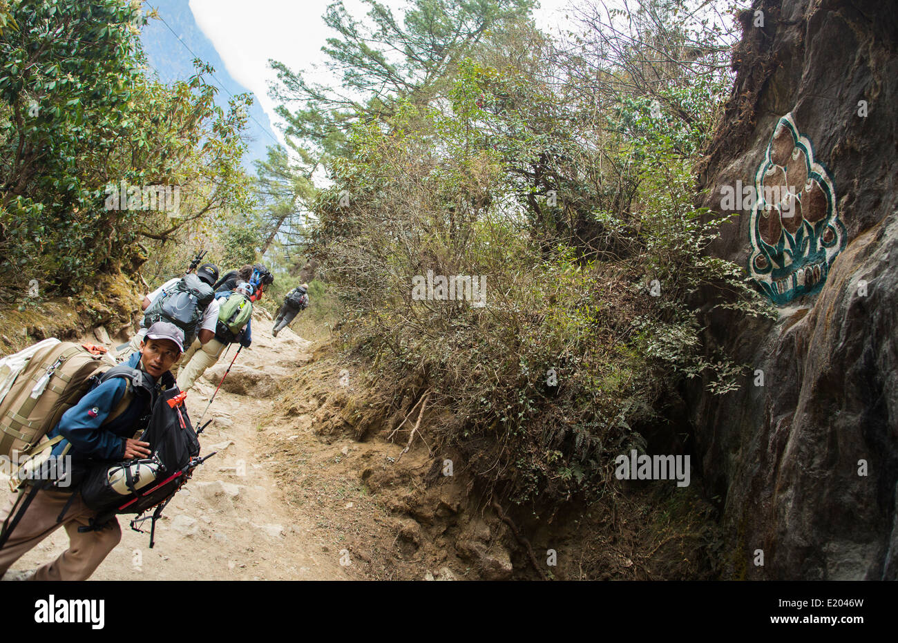 Le Népal Himalaya Trekkeurs autour de fleur de lotus symbole peint à ...