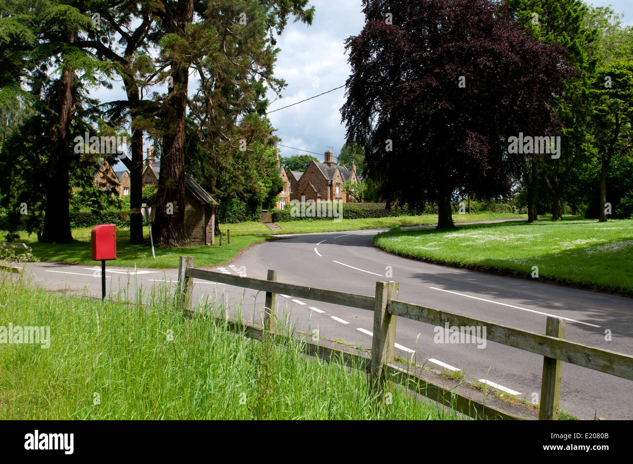 Hs2 à travers le village Banque de photographies et d’images à haute ...