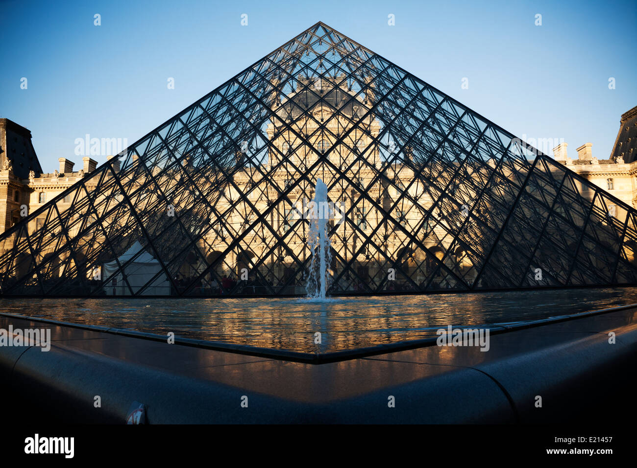 Silhouette du louvre Banque de photographies et d’images à haute ...