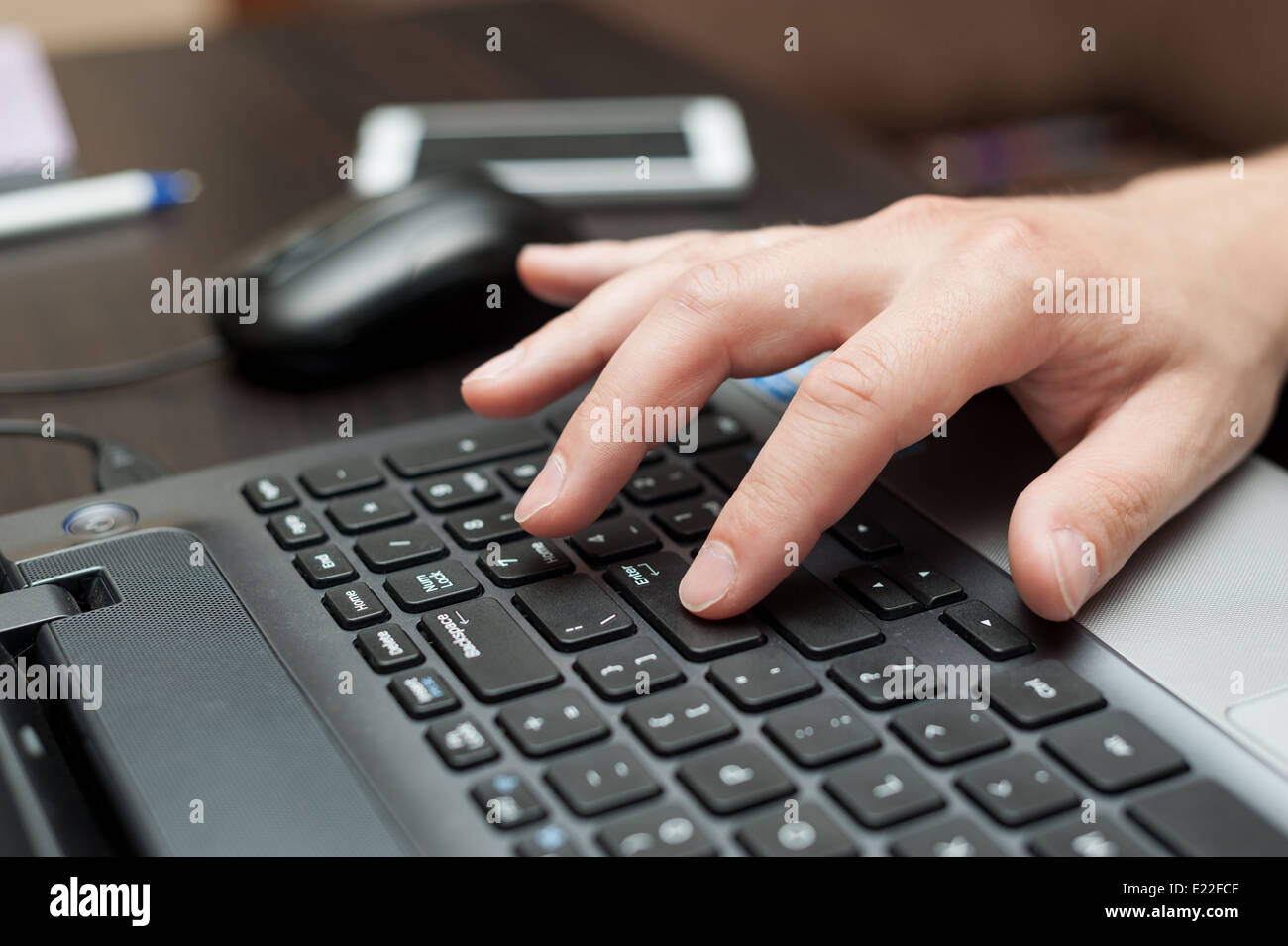 Main de l'homme blanc la touche Entrée sur un clavier d'ordinateur ...