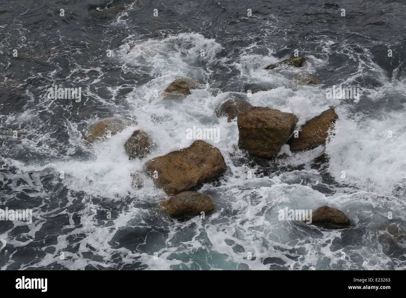 Vagues se brisant sur les rochers Banque de photographies et d’images à ...