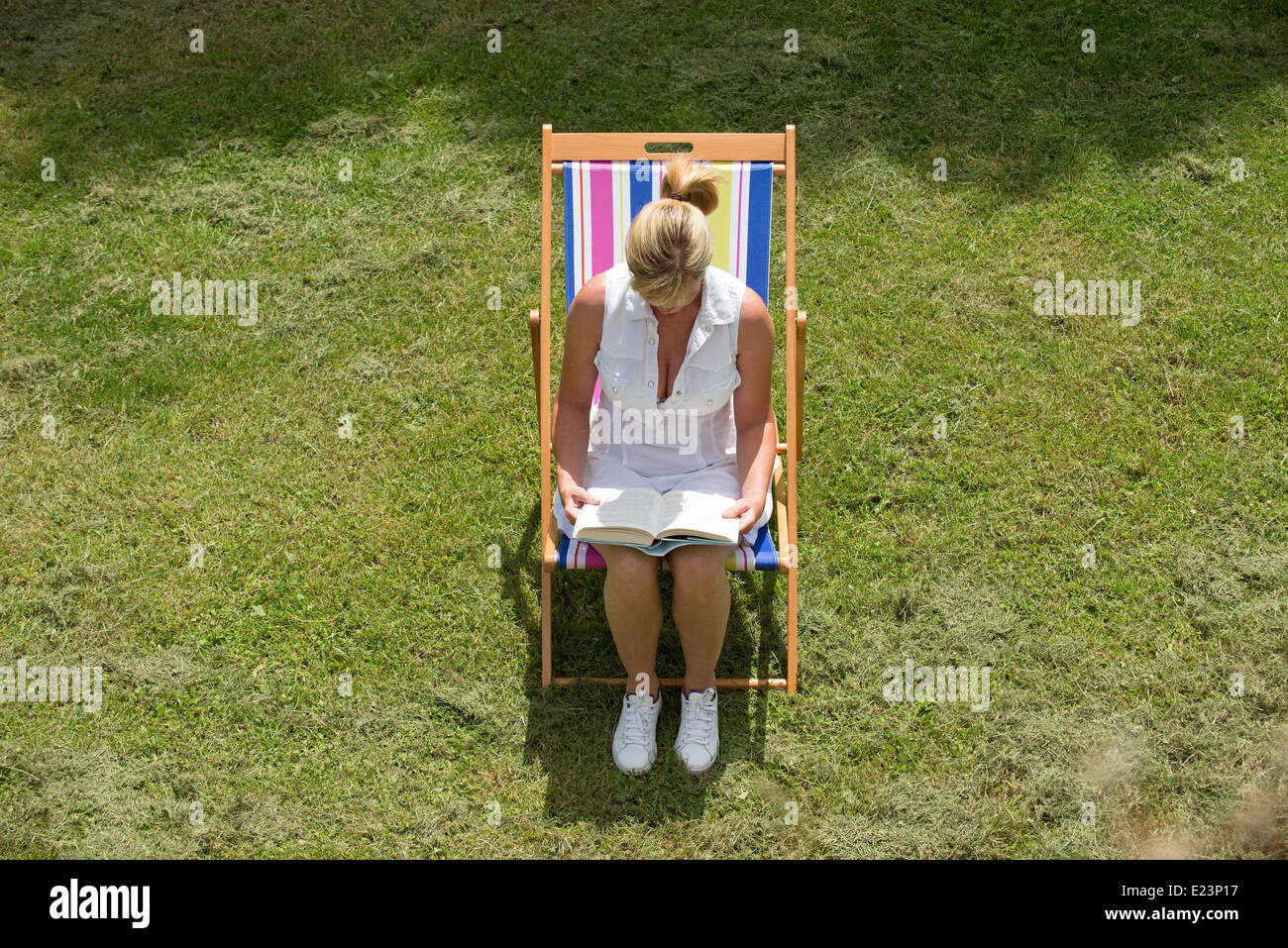 Femme sur une chaise longue Banque de photographies et d’images à haute résolution - Alamy