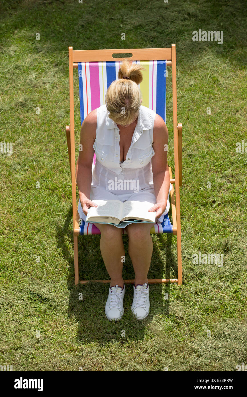 Femme Assise Dans Un Livre De Lecture De Chaise Longue Banque De