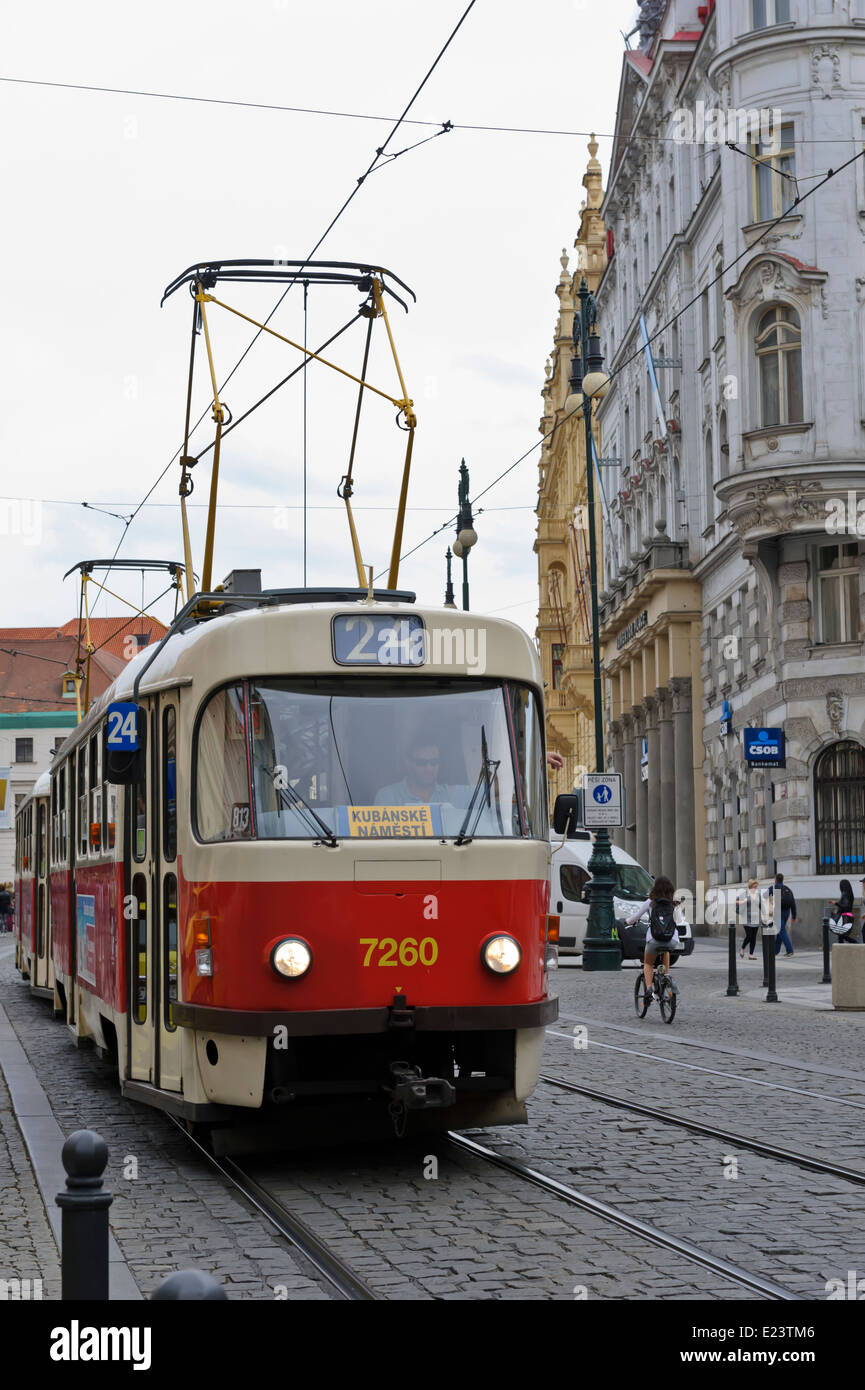 Tramway rouge traditionnel Banque de photographies et d’images à haute ...