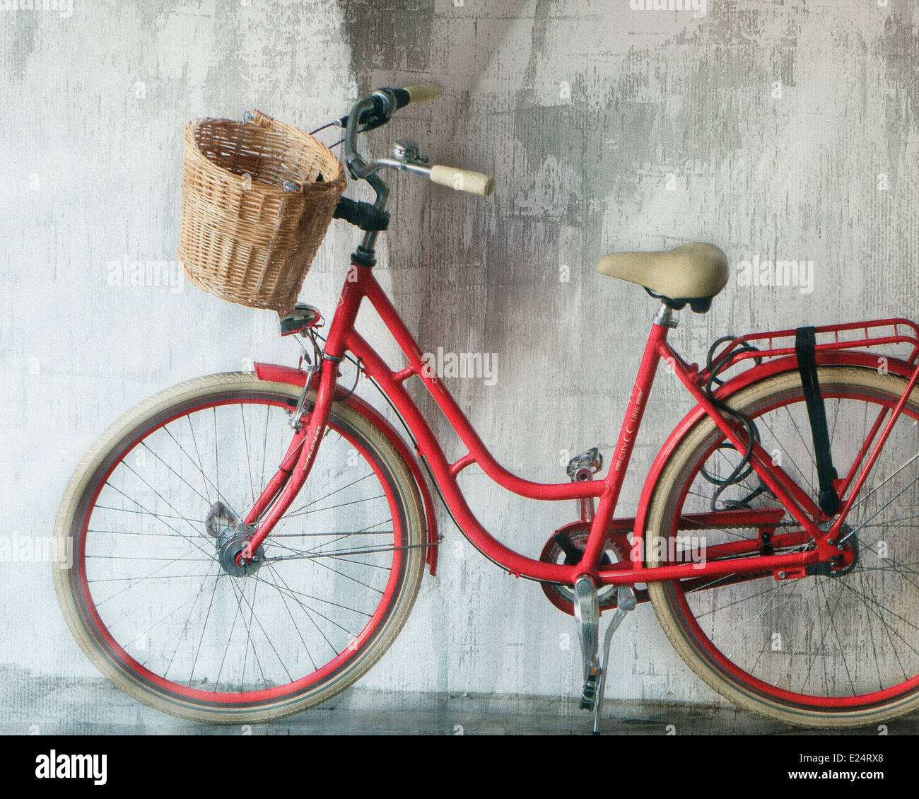Vélo rouge Banque de photographies et d’images à haute résolution - Alamy