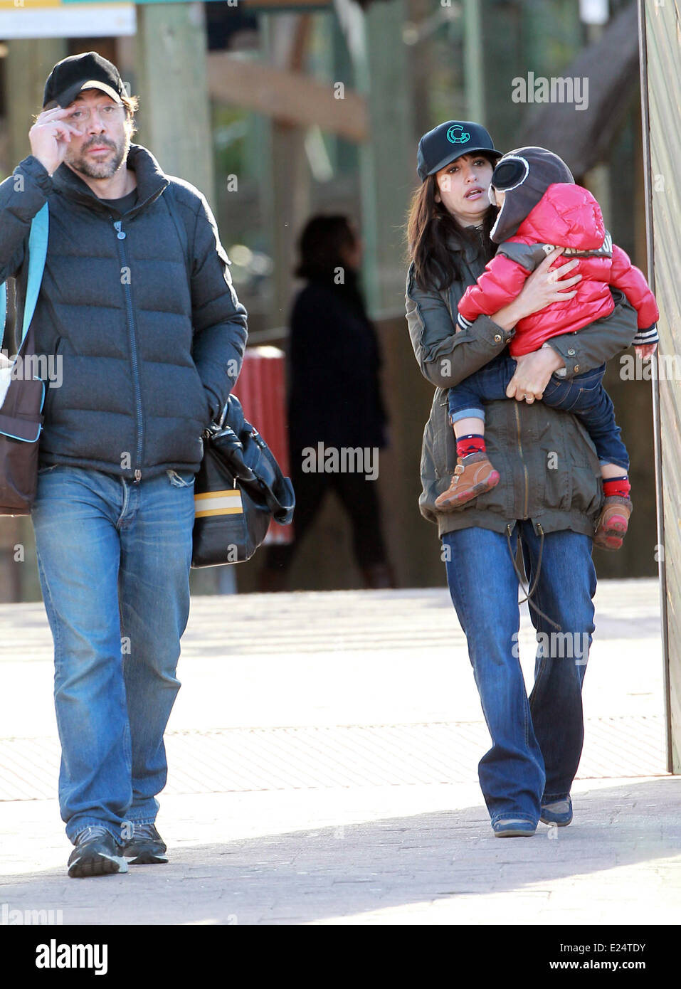Penelope Cruz et Javier Bardem prendre leur fils Leo Encinas Cruz pour ...