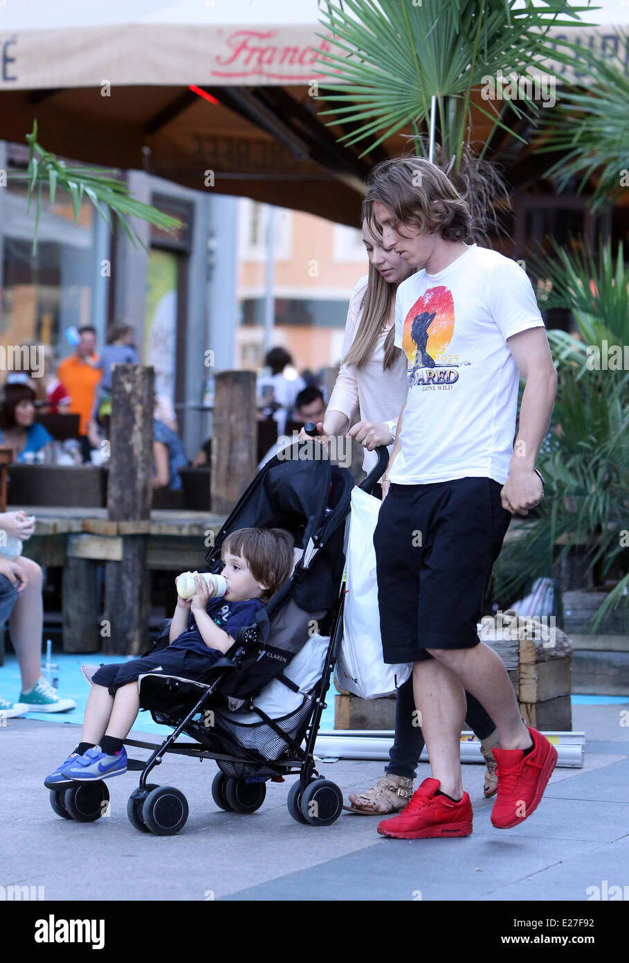 Real Madrid football player Luka Modric avec sa femme et son fils Vanja ...